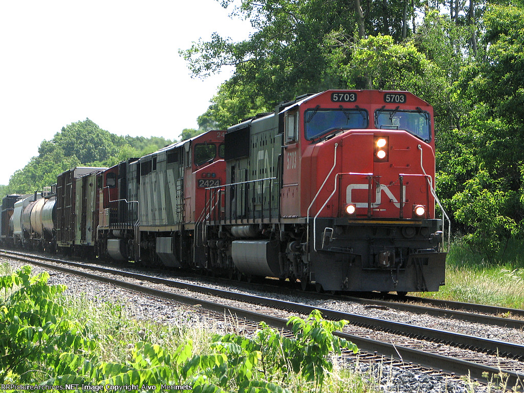 CN 5703 at Mile 4.4 Grimbsy Sub